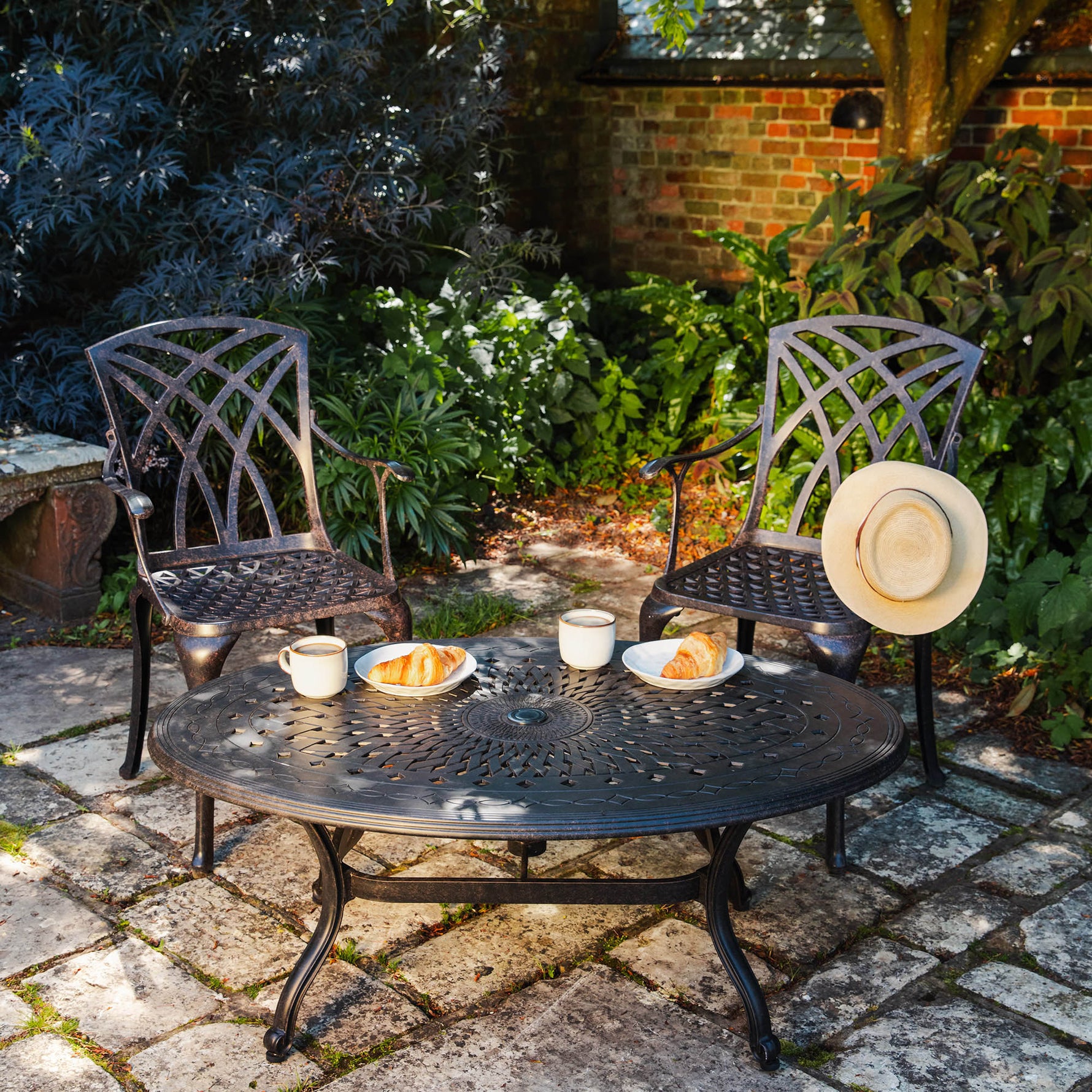 Bella-2-Sitzer Terrassen & Garten set in Bronze | Lazy Susan